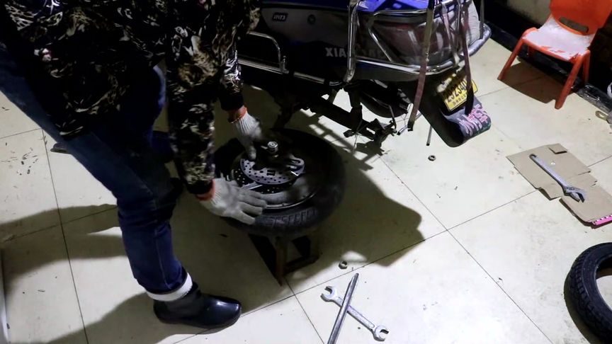 实拍修车师傅更换电动车轮胎全过程,原来换轮胎如此简单!