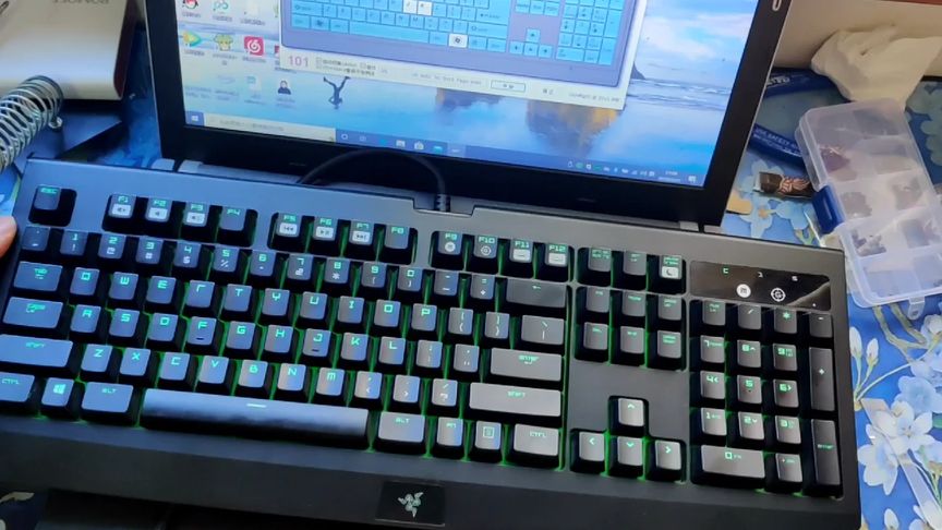 长时间闲置的雷蛇机械键盘按键失灵,通过换轴来解决。