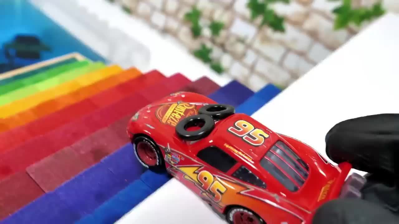 儿童喜爱的赛车总动员玩具车麦昆和汽车小伙伴们趣味阶梯滑行入…
