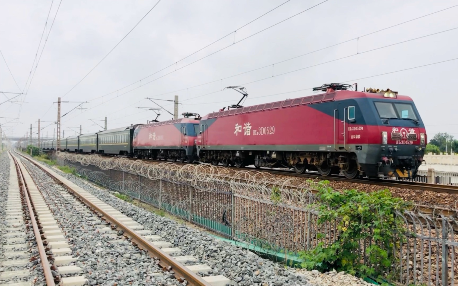 Z149次列车双机通过邢台