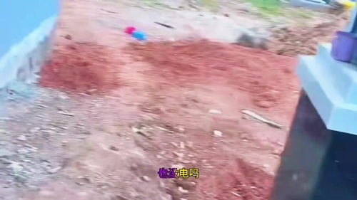 角磨机还是没有修好,大哥只能继续拆开角磨机查找原因