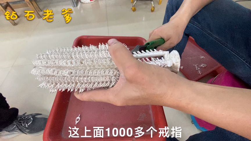 探访珠宝首饰生产工厂,工人最累最苦,拿的钱反而最少