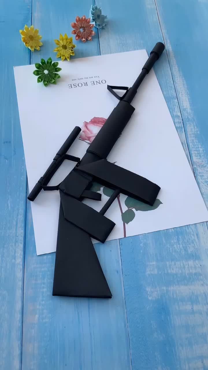 用纸折一把超酷的枪去哄娃吧