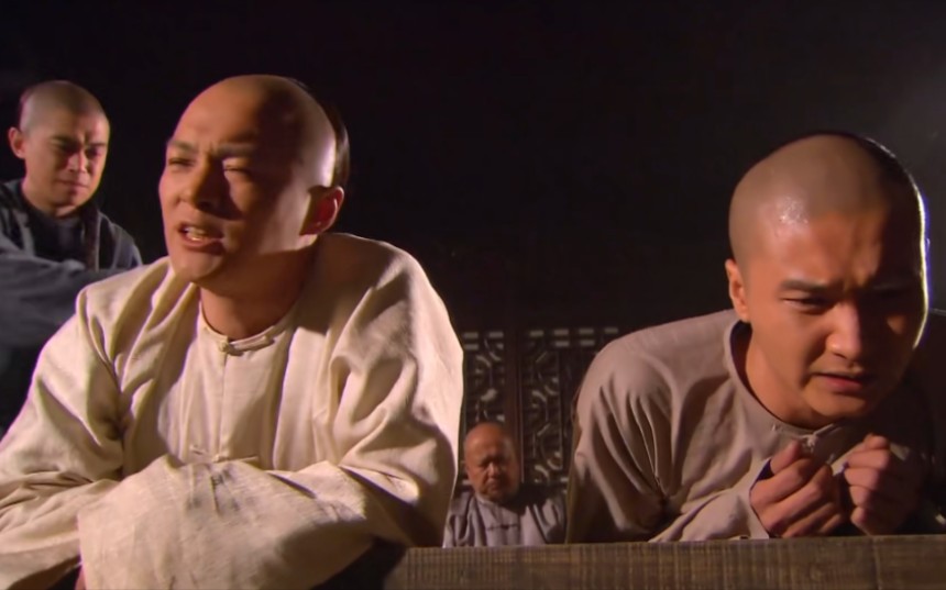 少爷擅自动用茶庄的银子,被老爷家法伺候打板子!