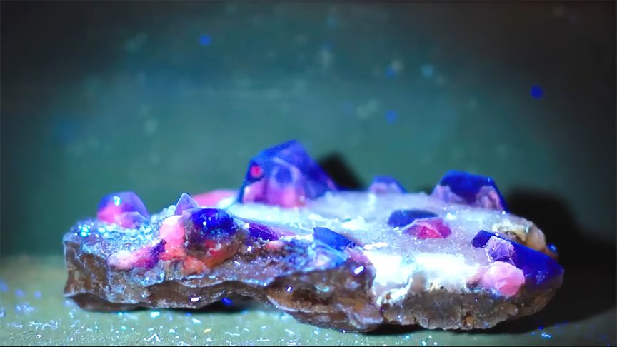 蓝锥矿,世界最稀有矿石之一,比钻石更亮,一克拉售价可超8万块