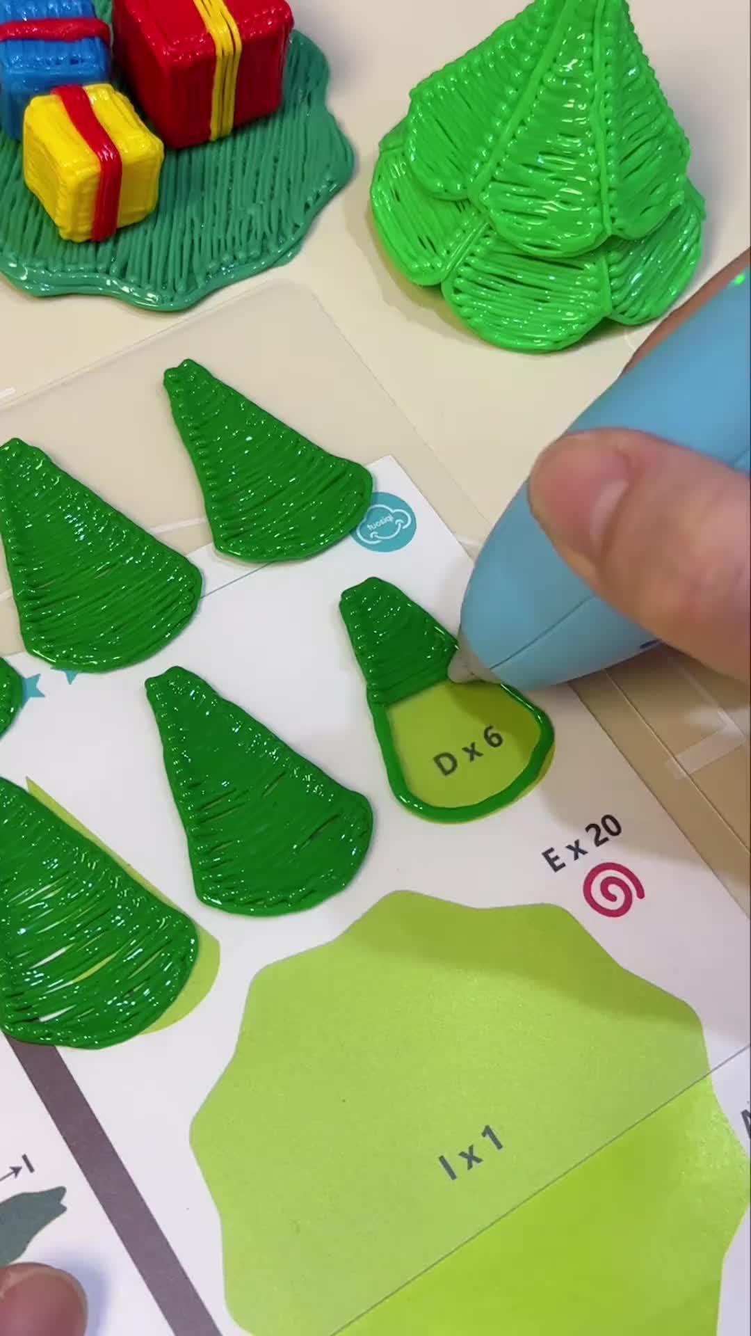 用3D打印笔画圣诞树,这也太好玩啦!画什么都能变成立体的,像这样的...