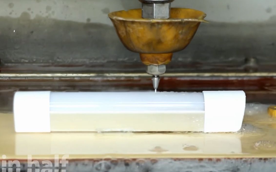 【水刀狂魔】用水刀切开一个LED灯管!