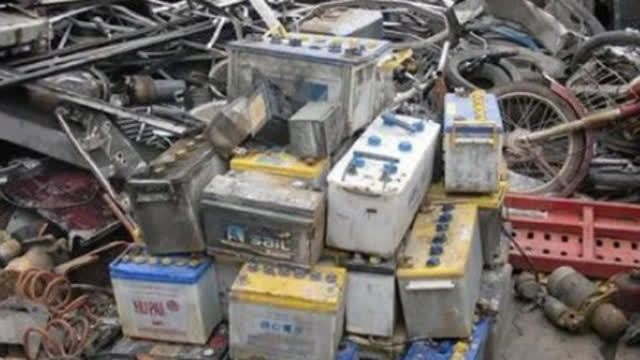 一个旧电瓶回收费近百元,商家回收后拿去干嘛?今天.