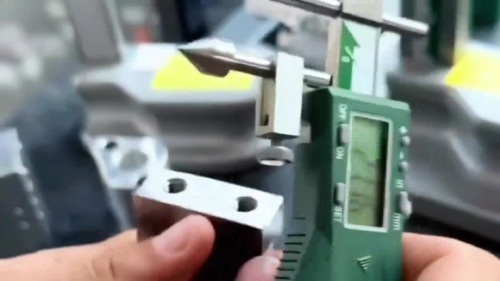 精密孔距测量:游标卡尺在数控机床中的应用与魅力