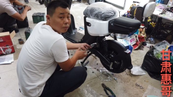 陪着表哥去租电瓶车,银行卡预留手机号码不匹配,还是坐地铁回去