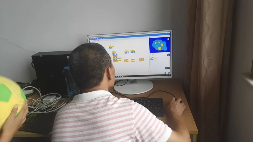 今天还是下雨,爸爸在家里教几个孩子自学编程,孩子喜欢爸爸上课