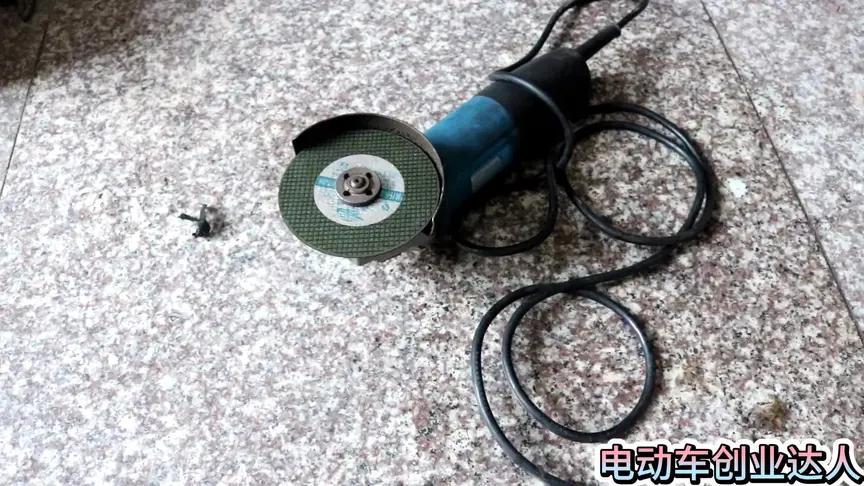 没有扳手如何快速更换角磨机切割片?教你徒手就能完成,值得收藏