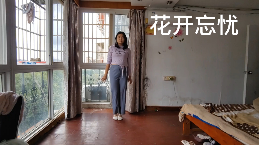 ...口买了花,穿过沿街红墙绿瓦,夕阳亲吻着我的白发,推开旧木门回到家