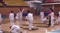 前滚翻转体180度接后滚翻(教师示范学生练习)