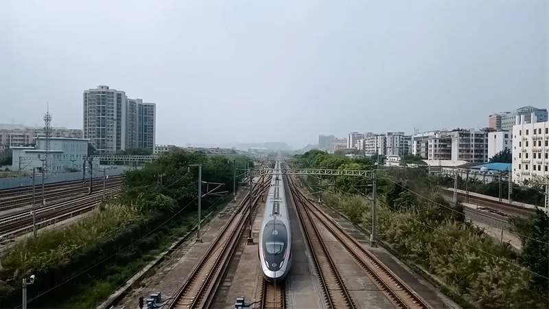 风驰电掣!CR400BF型高速动车组从广州北通过