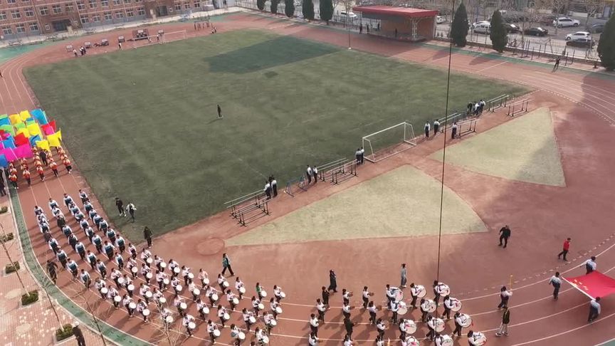 学校运动会开幕式彩排中,看到鲜艳的国旗,听到熟悉的音乐