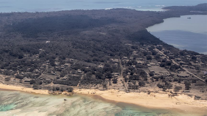 汤加火山喷发后首批航拍照片曝光:岛屿被火山灰覆盖,一片灰色