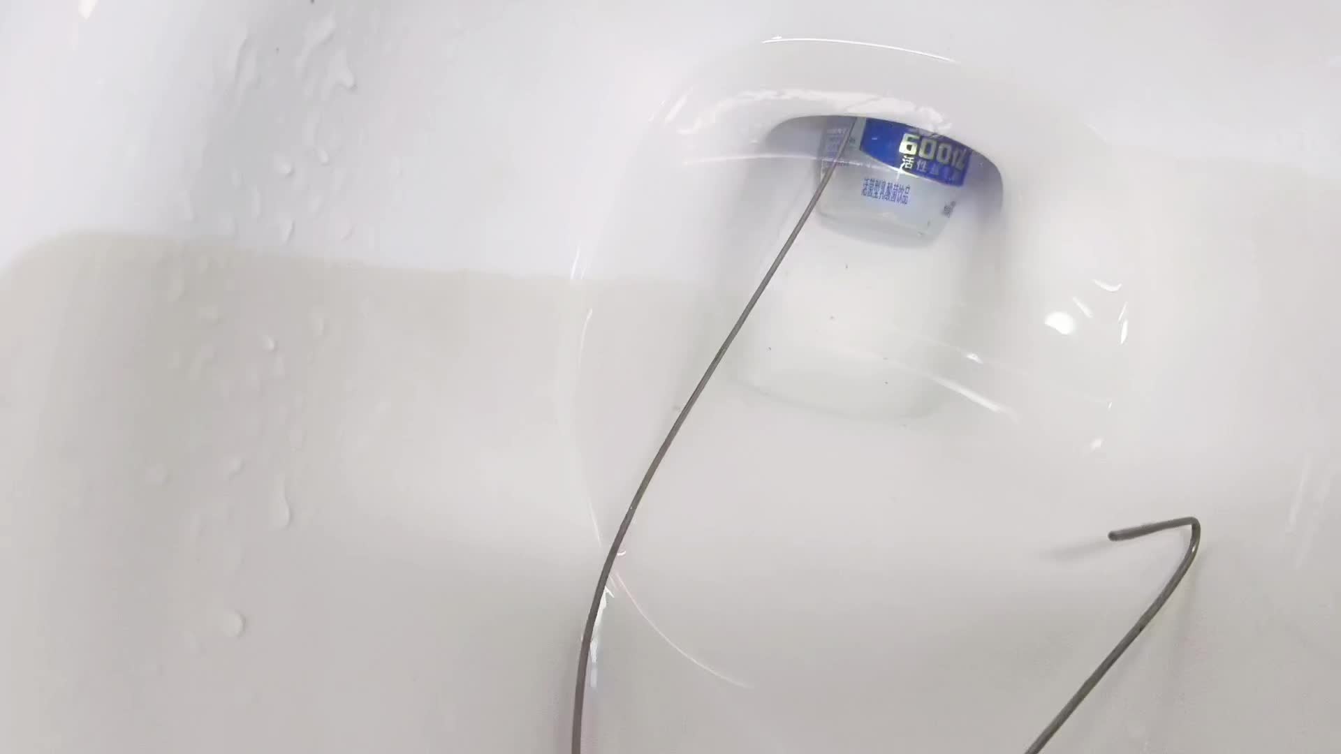 一根细钢丝加上内窥镜巧妙的解决马桶堵塞瓶子的问题#精明鼠内窥镜 ...