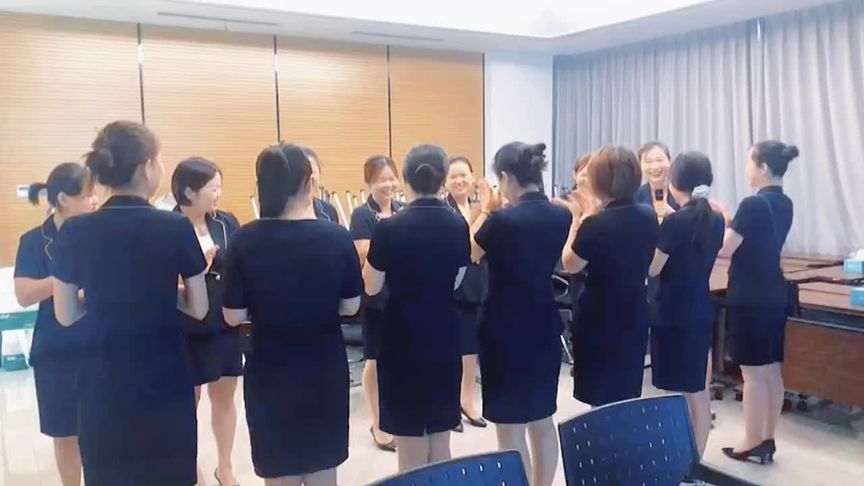 会议学习培训现场,中国黄金樟树二店的小伙伴们开心的培训中…