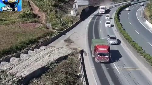 大货车刹车失灵,为了避免造成更大的事故,冲进了岔道里!