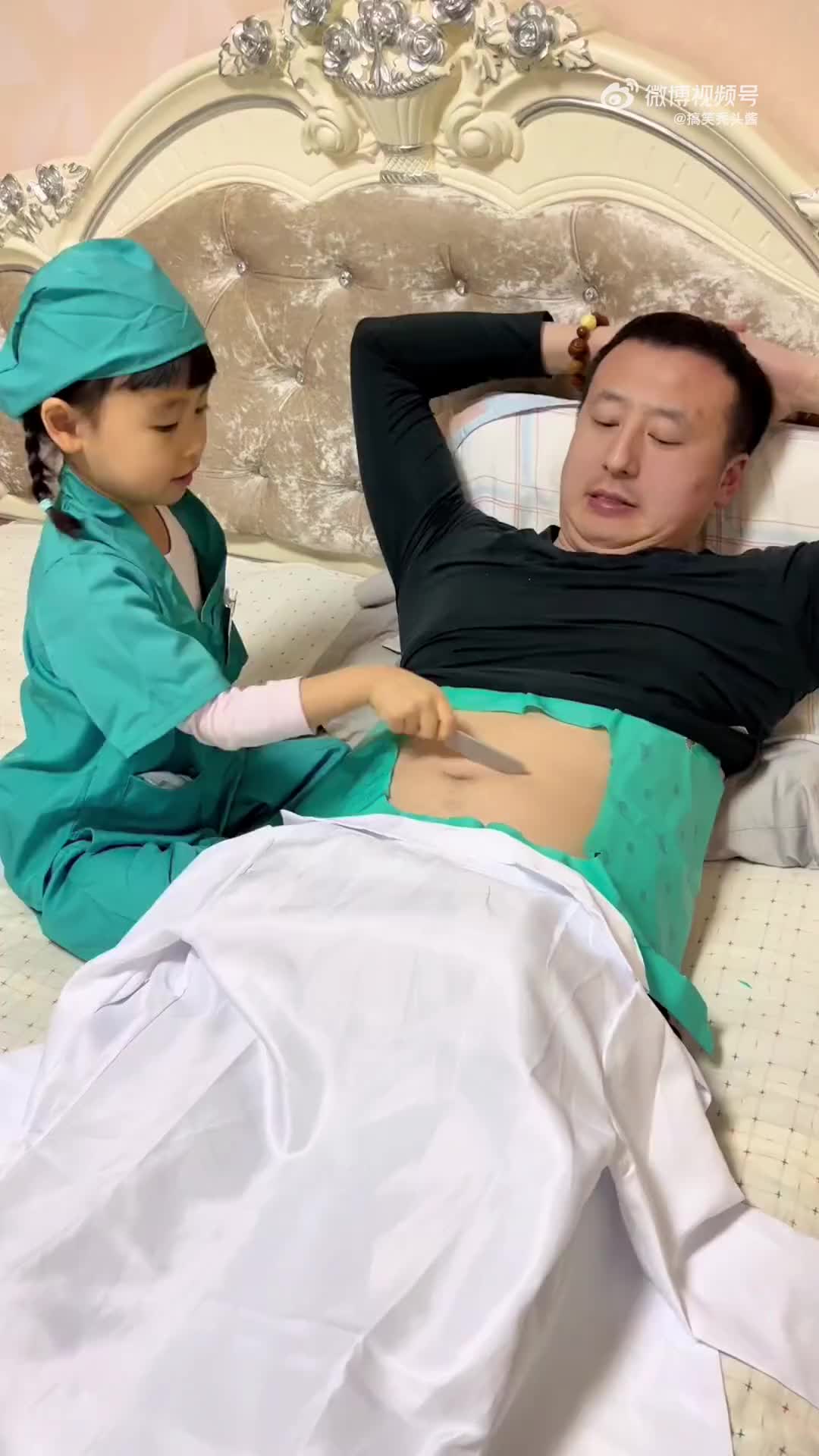 产房传喜讯,父女平安。