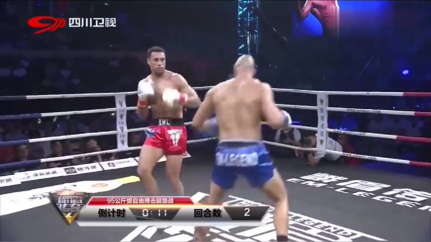 擂台发生戏剧性一幕,著名世界拳王,竟不敌男模对手太丢人!