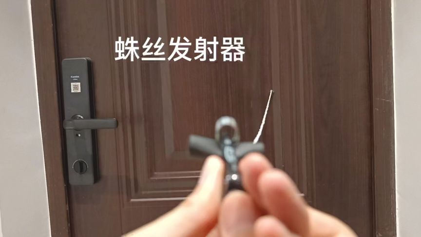 用一根中性笔和废弃口罩就可以做一个好玩的蛛丝发射器