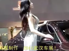 车模韩盼盼——2011武汉车展保时捷旋转展台车模韩盼盼展示新车!