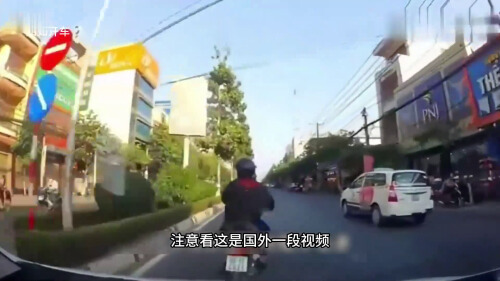 电动车蛇形走位还骂人,小车司机忍不住,当场揪下其暴打一顿