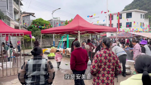 三月三节日来吃花米饭,感受少数民族传统节日,现场人多气氛热烈