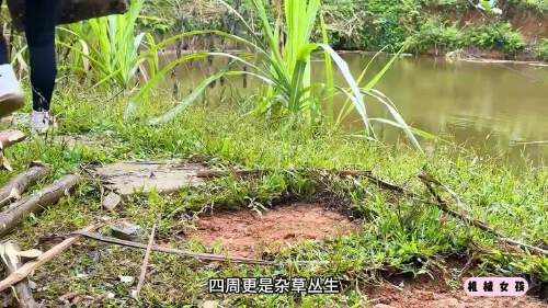 利用混凝土搅拌机调配砂浆,浇筑硬化家门前通往外界的土路