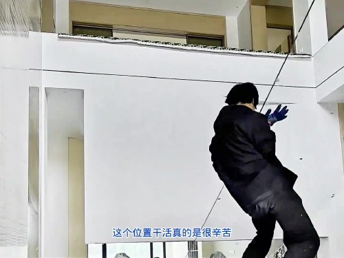 面对五米长的玻璃安装费超乎想象,业主为何执意拒绝支付?