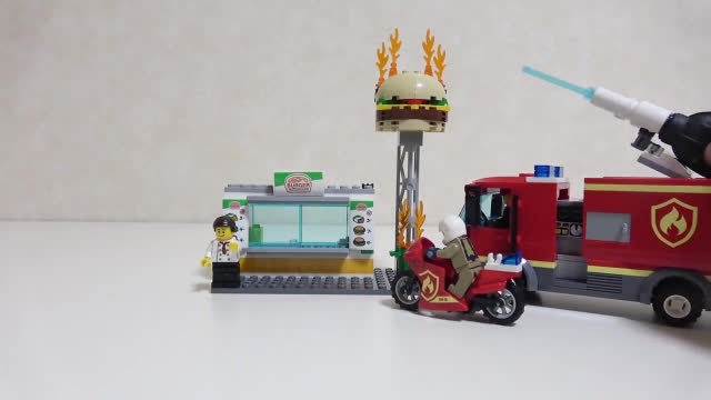 乐高拼装:乐高城市消防车组装完成,模拟消防车救援!
