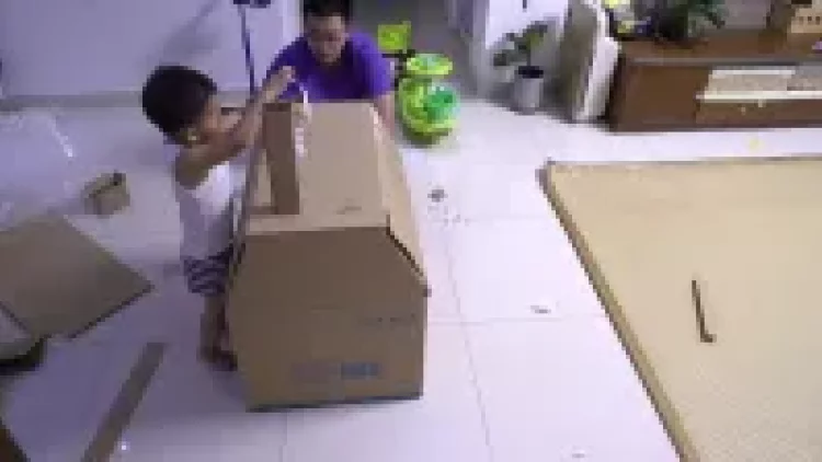 我们一起做手工，用纸箱做一个小房子。