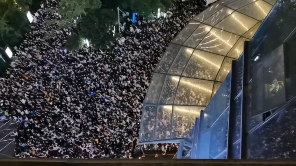 许巍2022年7月8日昆明商演,现场人山人海,忙坏了当地民警