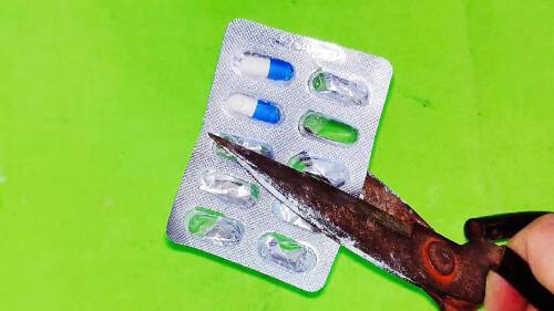 感冒药吃完了塑料板先别扔,关键时刻修LED灯,比请电工划算多了