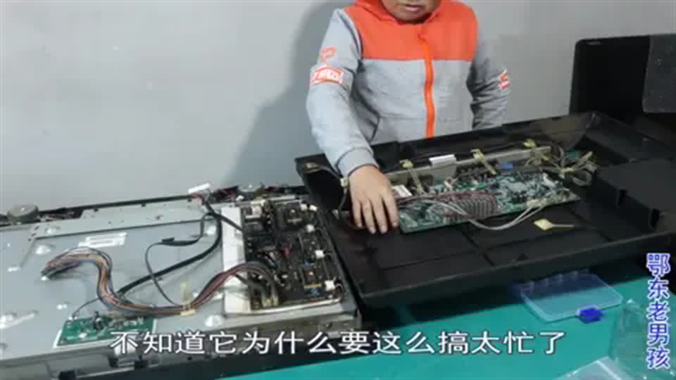 老乡的液晶电视没信号,老男孩修半天没搞好
