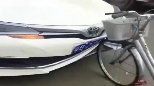 福建小姐姐骑自行车与小车两车相撞,自行车没事,汽车却被撞变形!