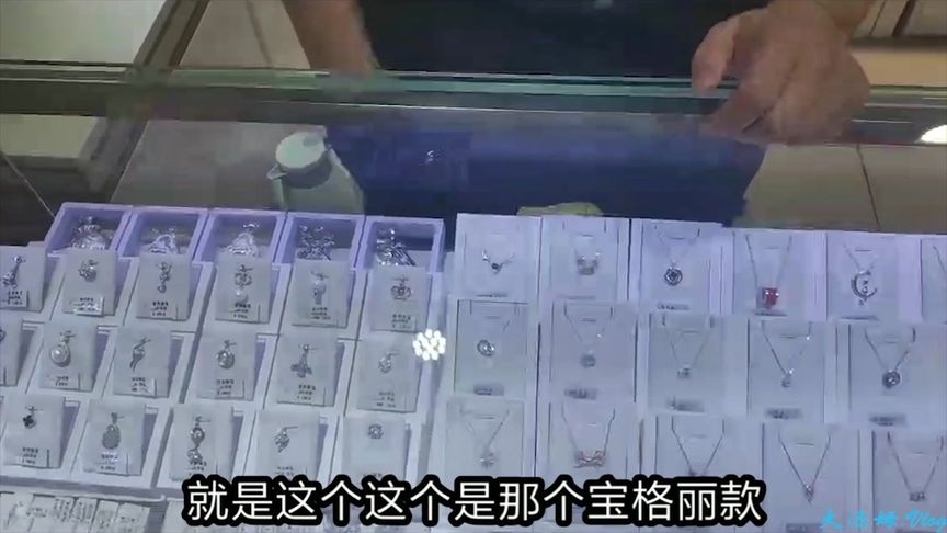 小伙独自逛超市,看中一枚银戒指要236,这和网上9.9的有啥区别?
