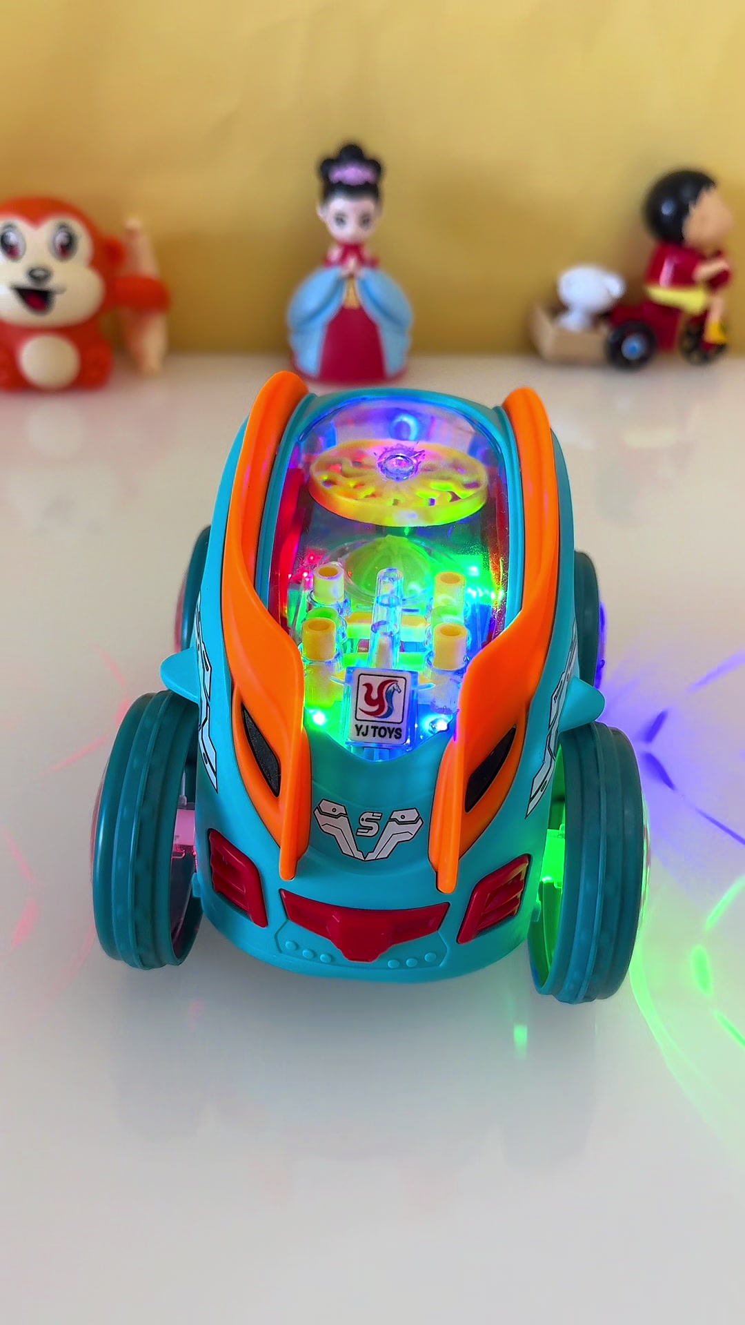 能旋转能翻滚,还有音乐灯光,涵好好玩#宝宝玩具 #电动玩具 #儿童玩具车
