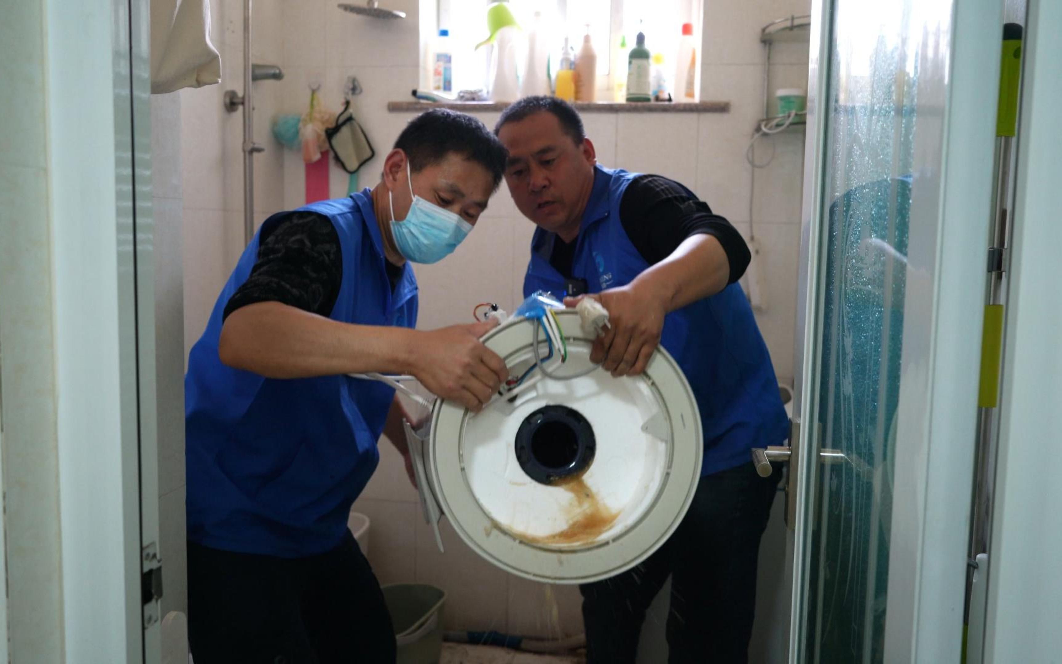 美的活水款热水器排污口的设计很特殊,如何更换镁棒呢?这个视频一看...