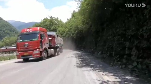 建议大家摩旅川藏线,要注意弯道,今天我就带你来看看大车的转弯半径