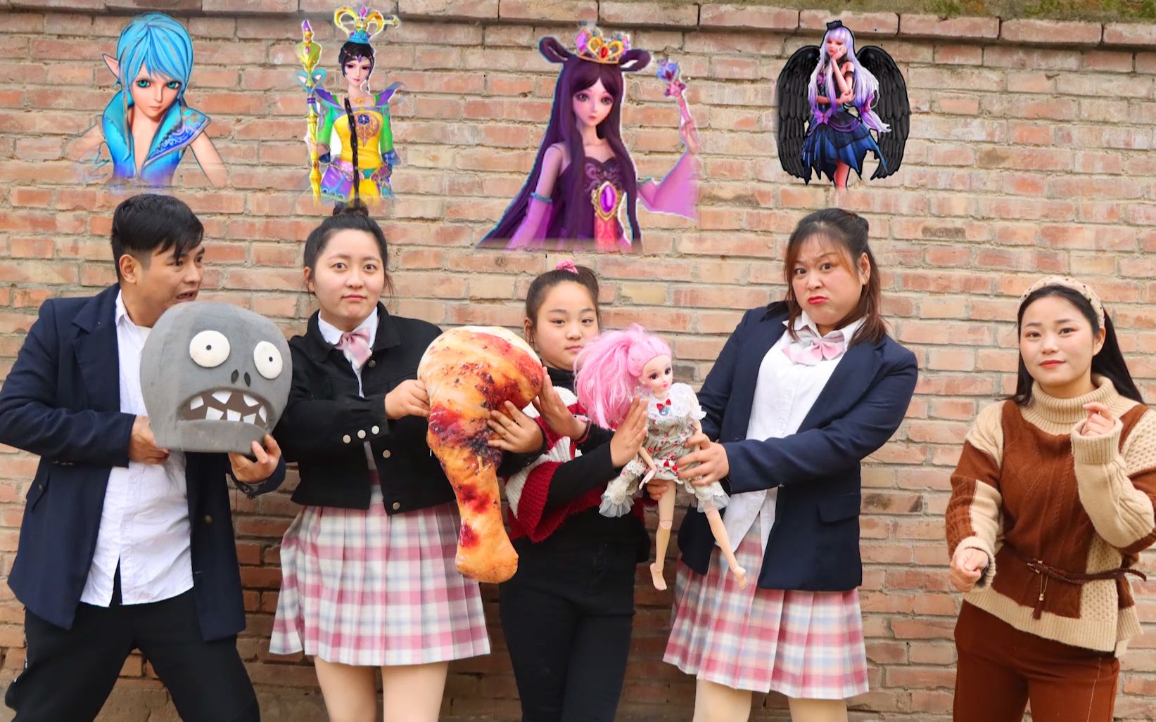 大家玩击鼓传花游戏,输的人就要更换头上叶罗丽卡片,过程真好玩