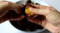 板栗怎么快速去壳去皮？只需剪2刀，外壳内皮一剥就掉，太轻松了