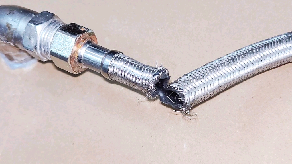 钢丝网套破裂,不锈钢管快要断开两半了怎么维修?教你换成PPR管