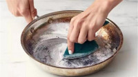 锅底烧糊了,用钢丝球擦有刮痕,用这招快速洗净而且锅底毫无损伤