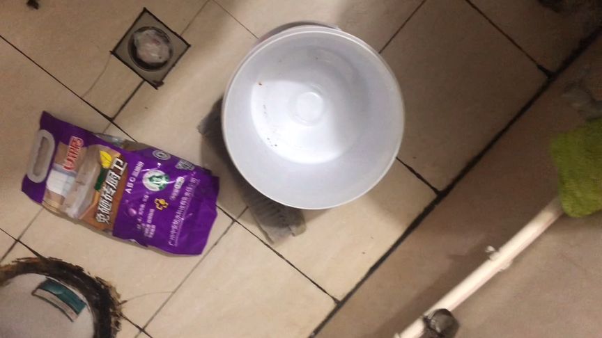 卫生间漏水不用发愁,看防水师傅不用砸砖如何维修卫生间漏水的