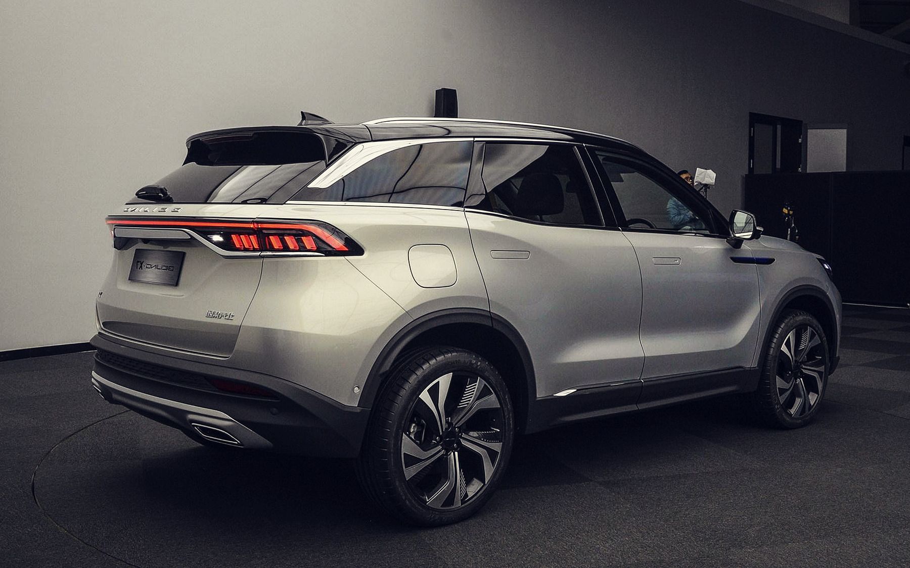 总算不输吉利哈弗!实车太有未来感,车标一换 气质真的不一样了