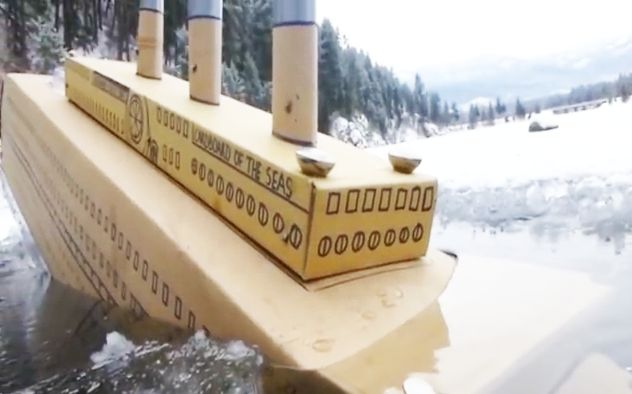 大佬用纸板船再现当年泰坦尼克号沉船时的场景