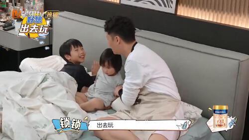 被肖杰带娃笑死!给女儿补过生日,纯粹是因为自己在家太无聊